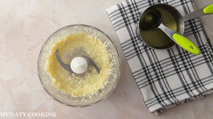 Toum (Lebanese Garlic Sauce)