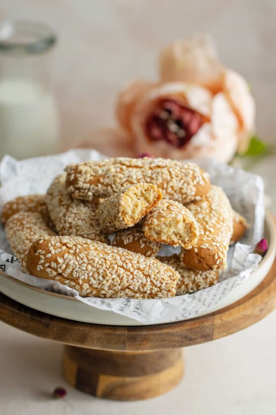 Syrian Kaak with Milk: A Delicious Sesame Cookies