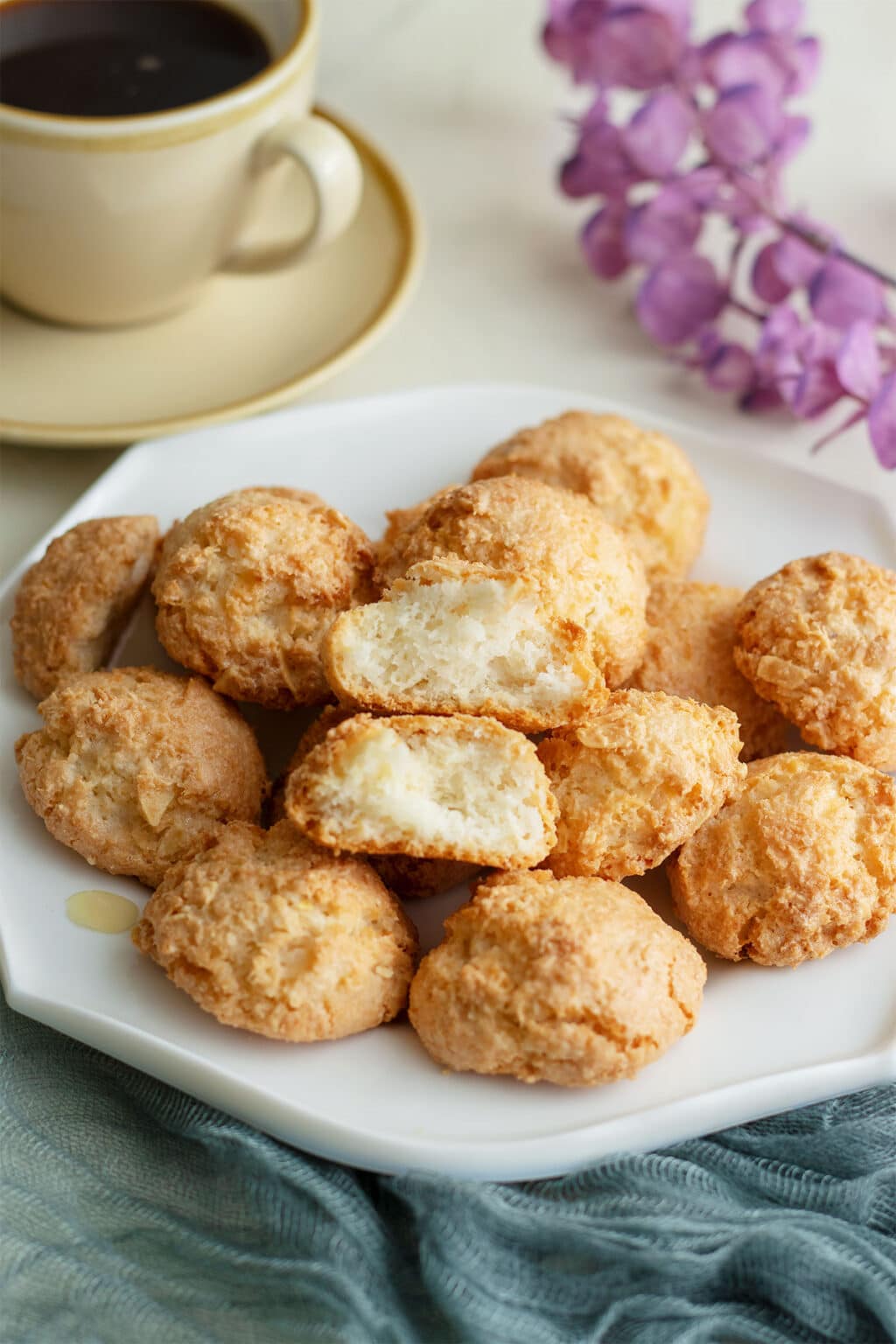 Irresistible Coconut Macaroons: Crispy, Chewy, and Flavorful
